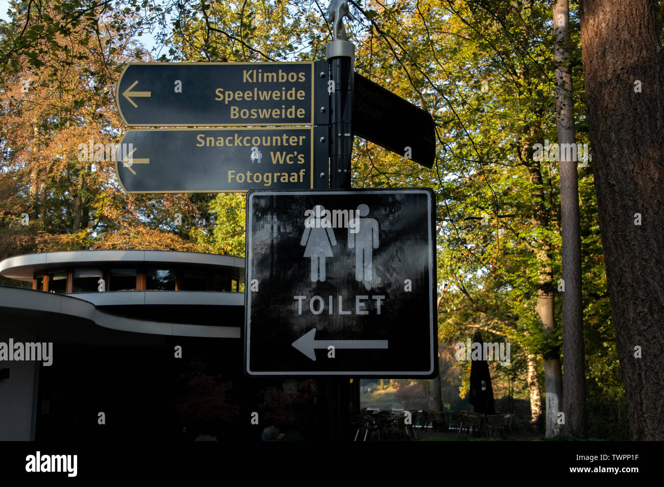 Zoo sign arrow hi-res stock photography and images - Alamy