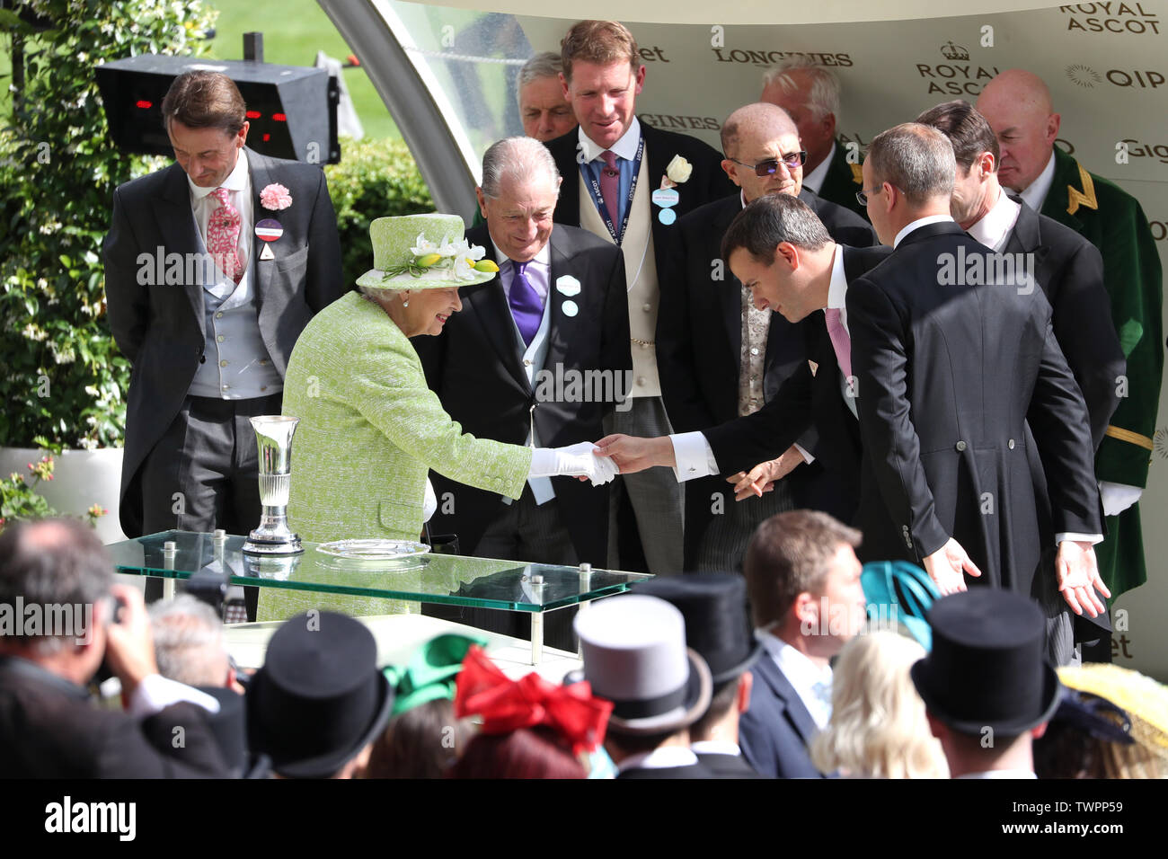 Queen Elizabeth II with winning connections after Blue Point wins the ...
