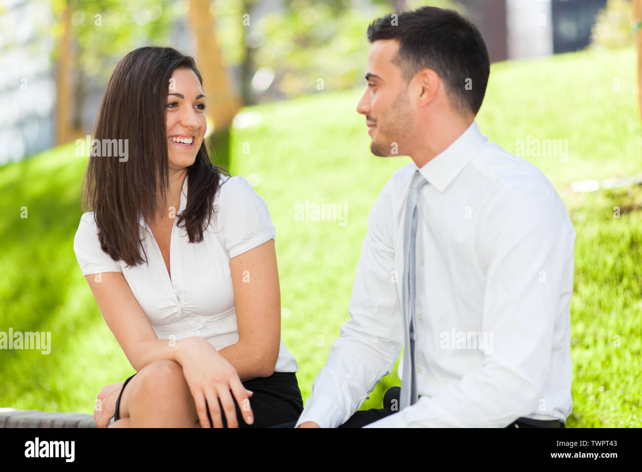 People sitting outdoor hi-res stock photography and images - Alamy