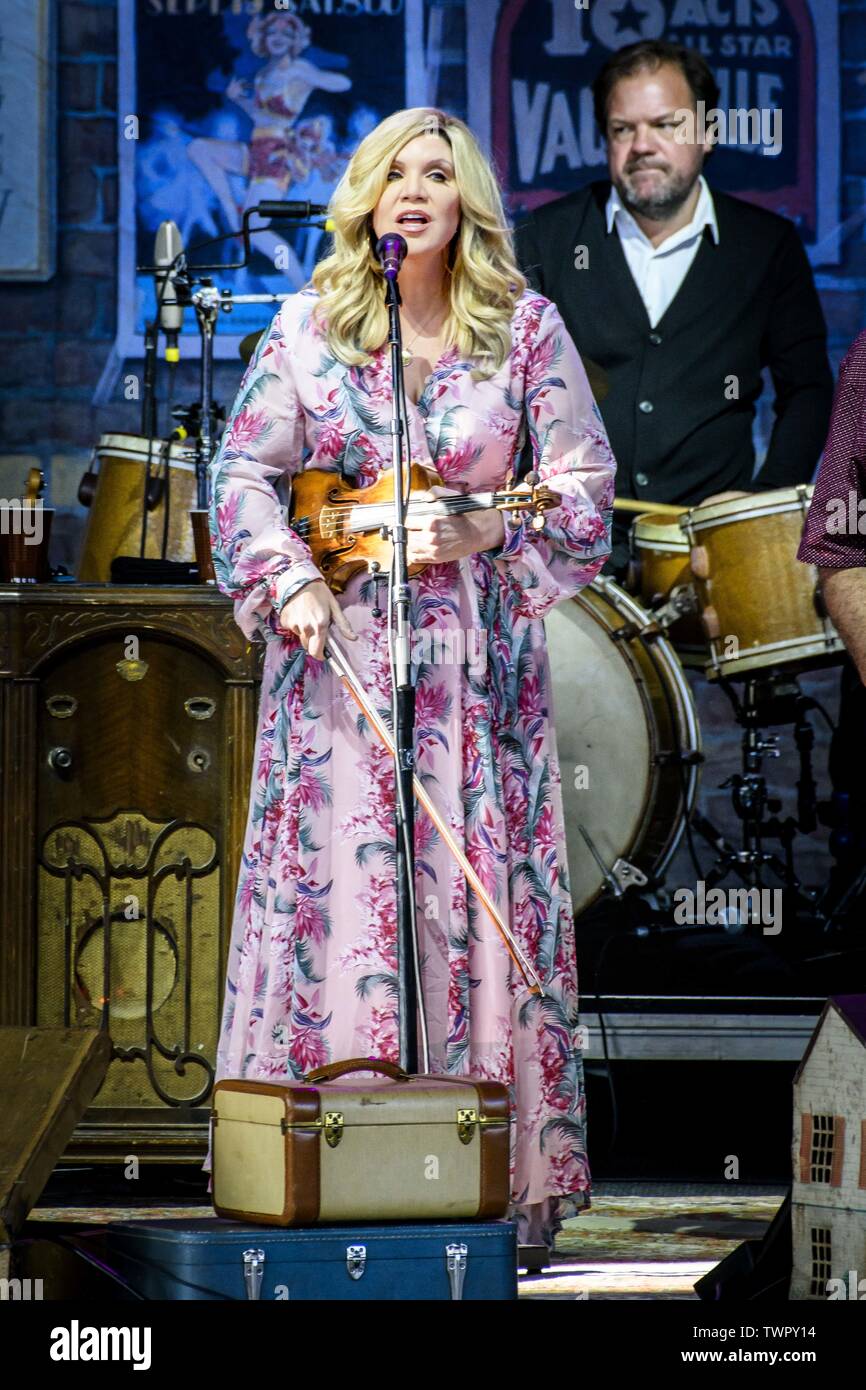 Alison krauss 2019 hi-res stock photography and images - Alamy