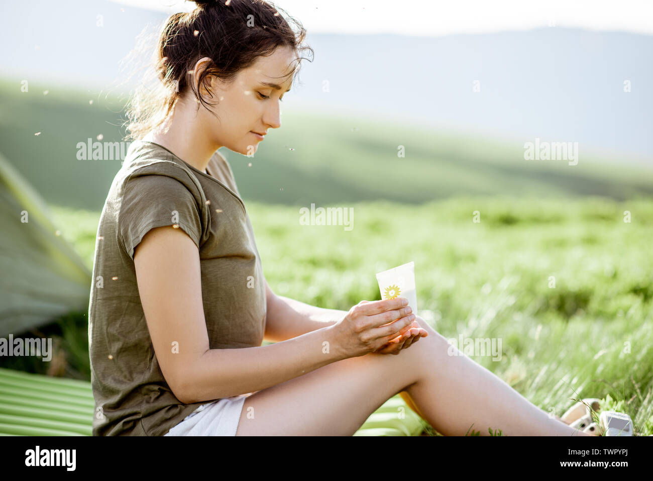 Suntan lotion couple hi-res stock photography and images - Alamy