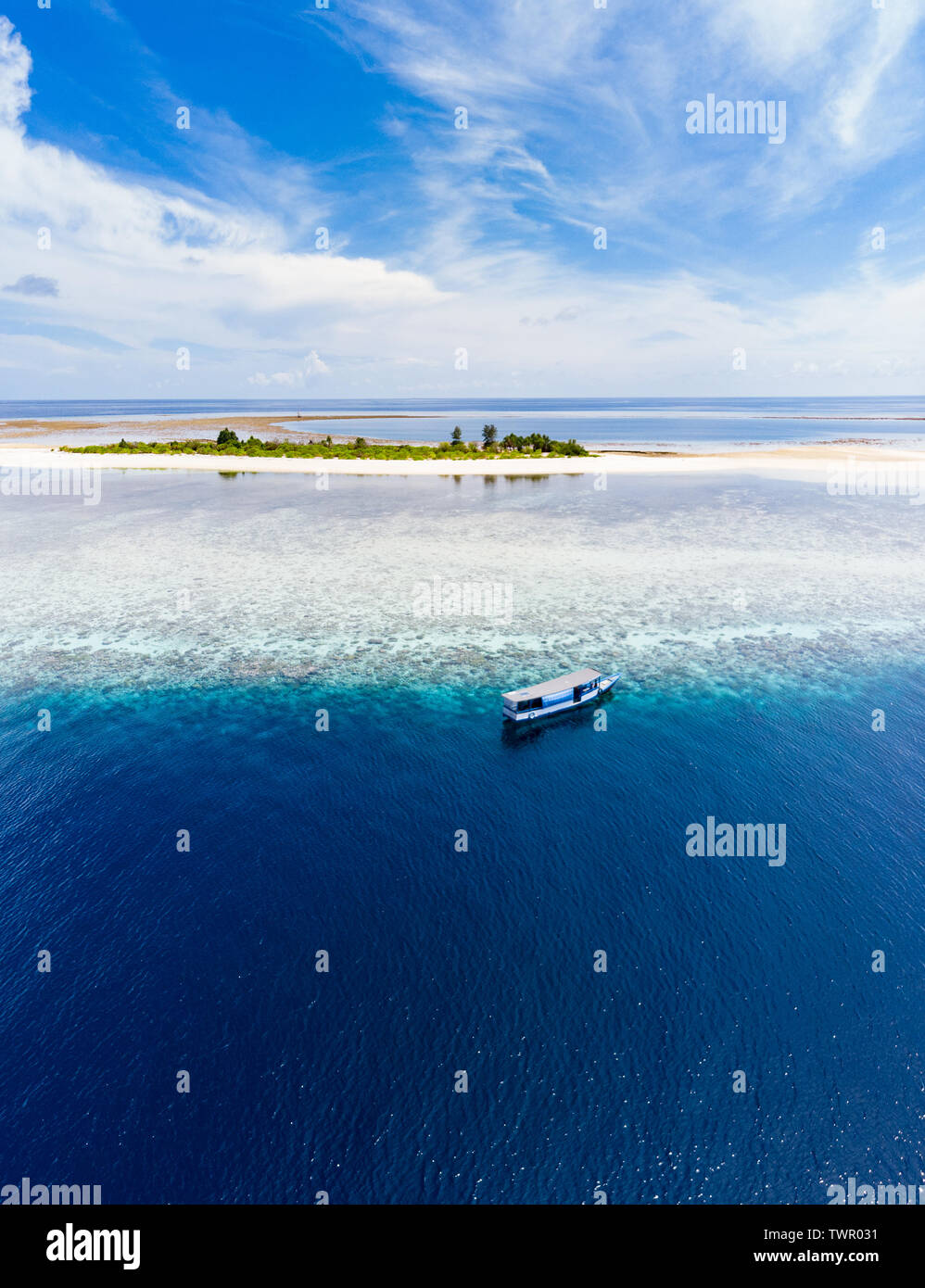 Aerial idyllic atoll, scenic travel destination Maldives Polinesia ...