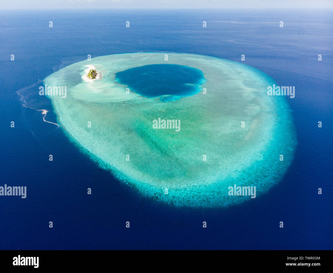 Aerial idyllic atoll, scenic travel destination Maldives Polinesia ...