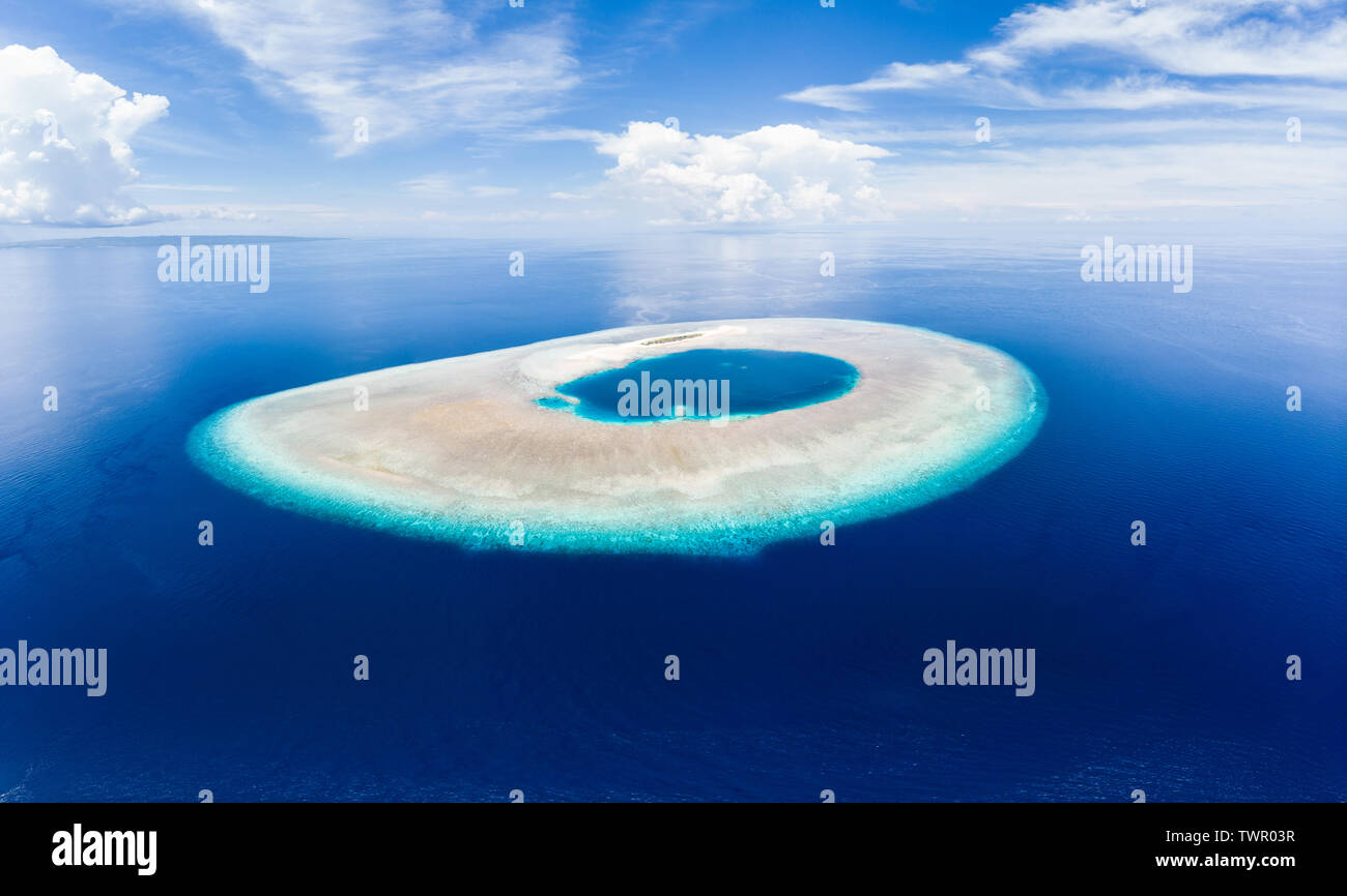 Aerial idyllic atoll, scenic travel destination Maldives Polinesia ...