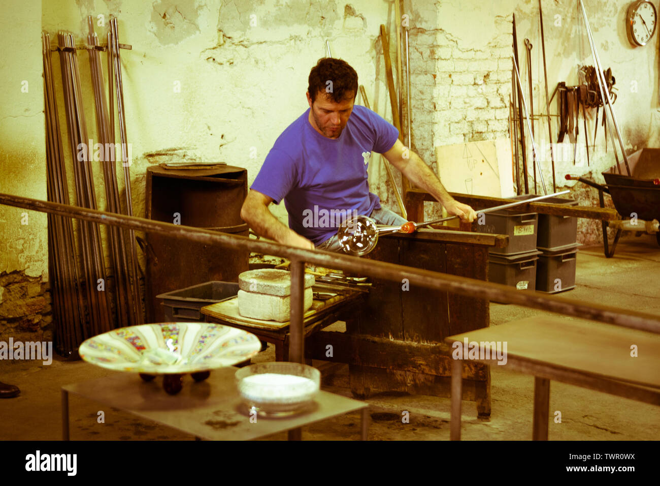Glassblowing murano hi-res stock photography and images - Alamy