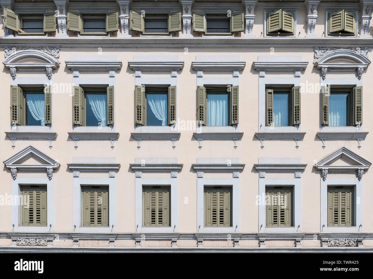 Residential house rows hi-res stock photography and images - Alamy