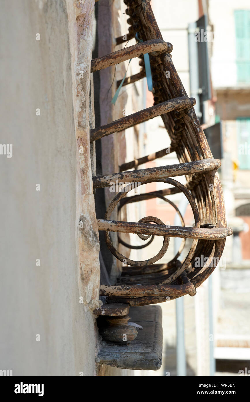 Iron grating hi-res stock photography and images - Alamy