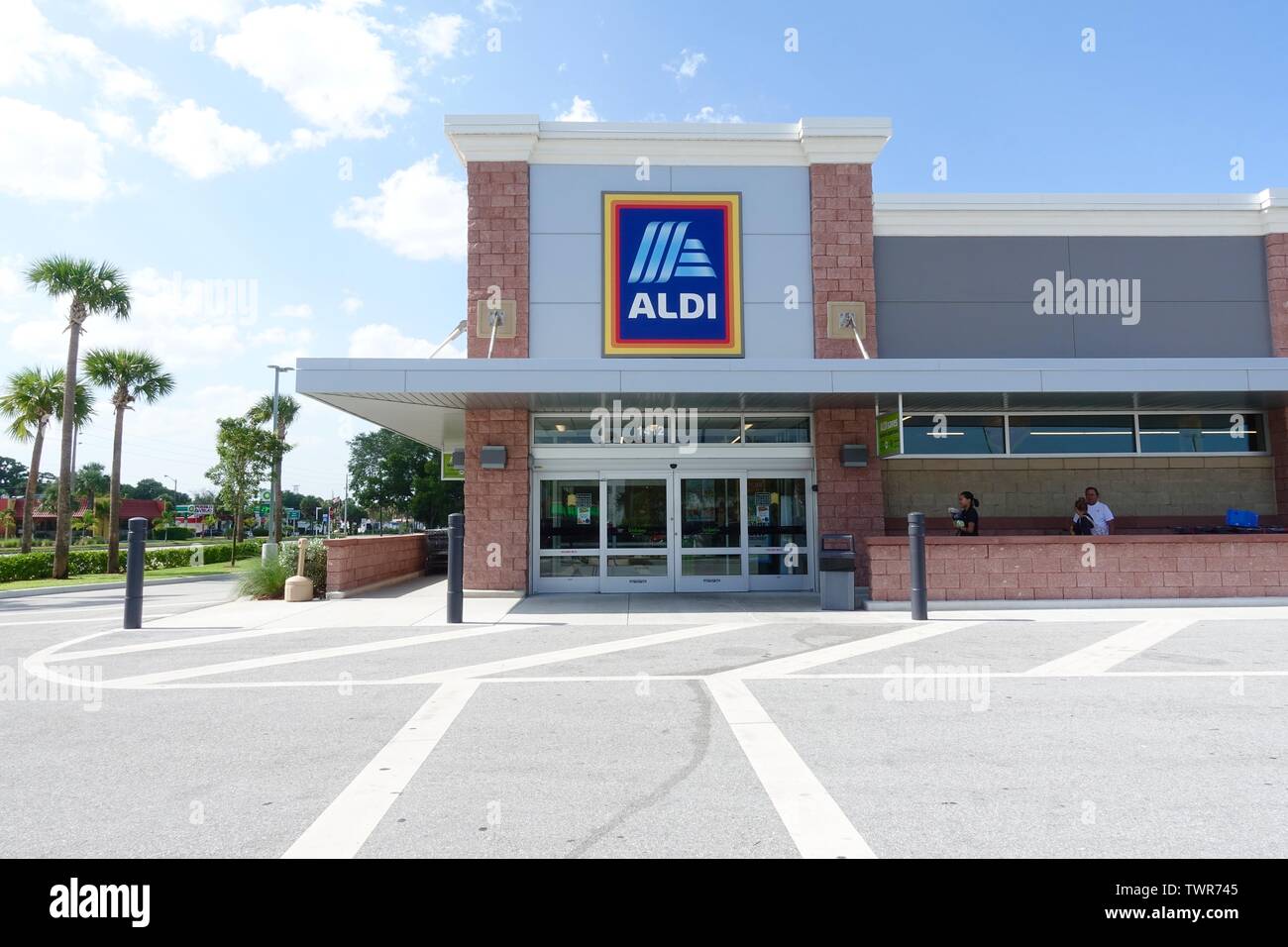 Aldi chain hi-res stock photography and images - Alamy