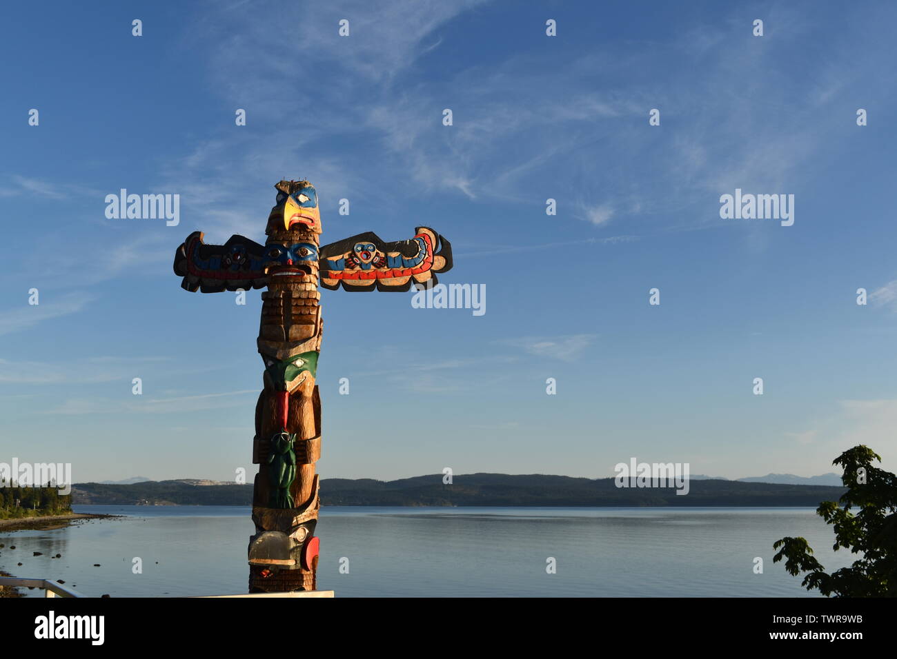 Bear totem pole hi-res stock photography and images - Alamy