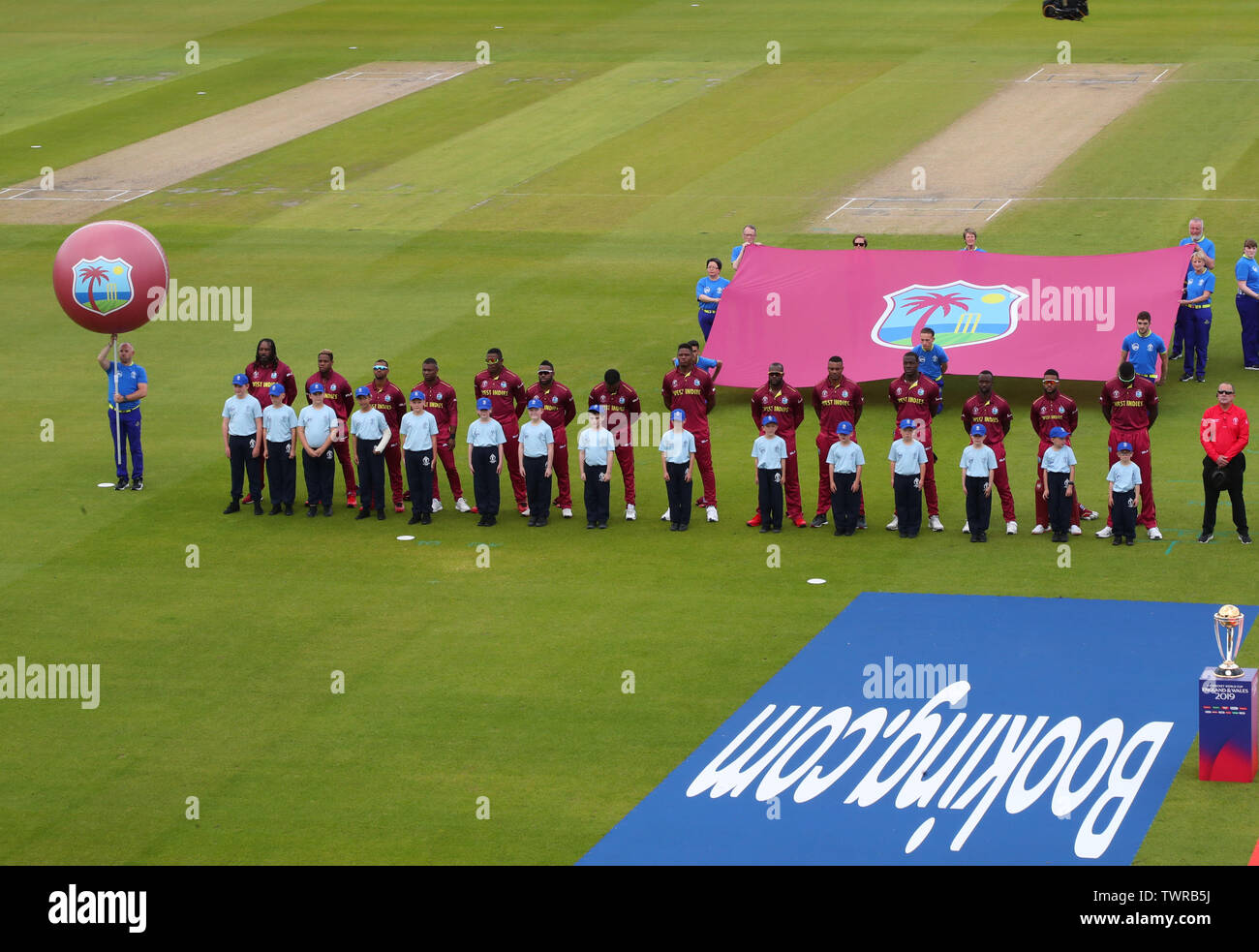 Cricket team line up hi-res stock photography and images - Alamy
