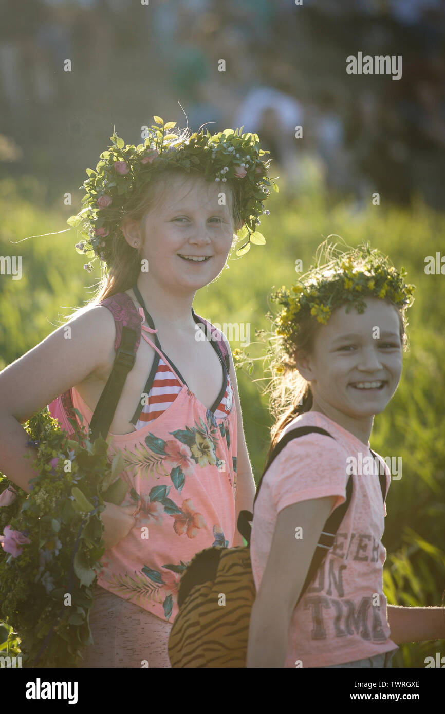 Girls wearing flower wreaths hi-res stock photography and images - Alamy