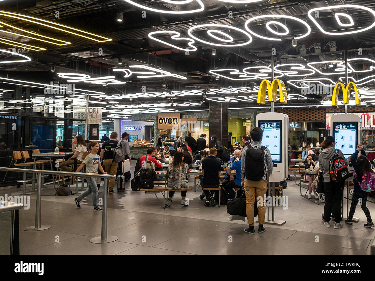 Schiphol airport amsterdam food hi-res stock photography and images - Alamy