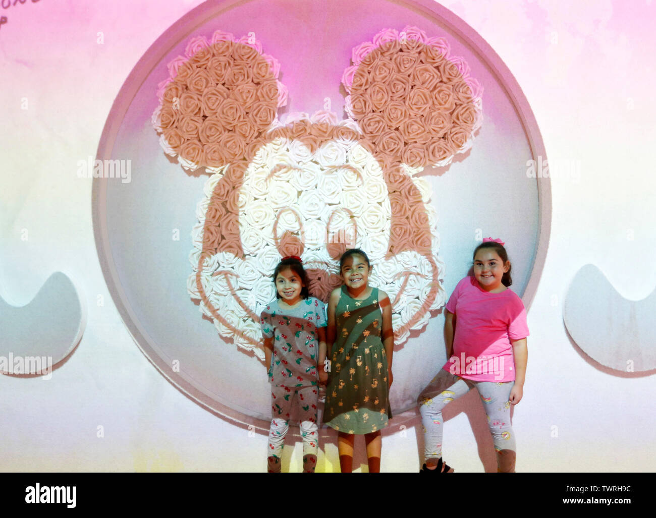 Los Angeles, USA. 20th June, 2019. Children pose for photos at the Pop ...
