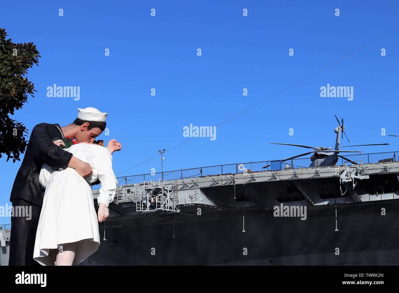 Navy sailor statue hi-res stock photography and images - Alamy