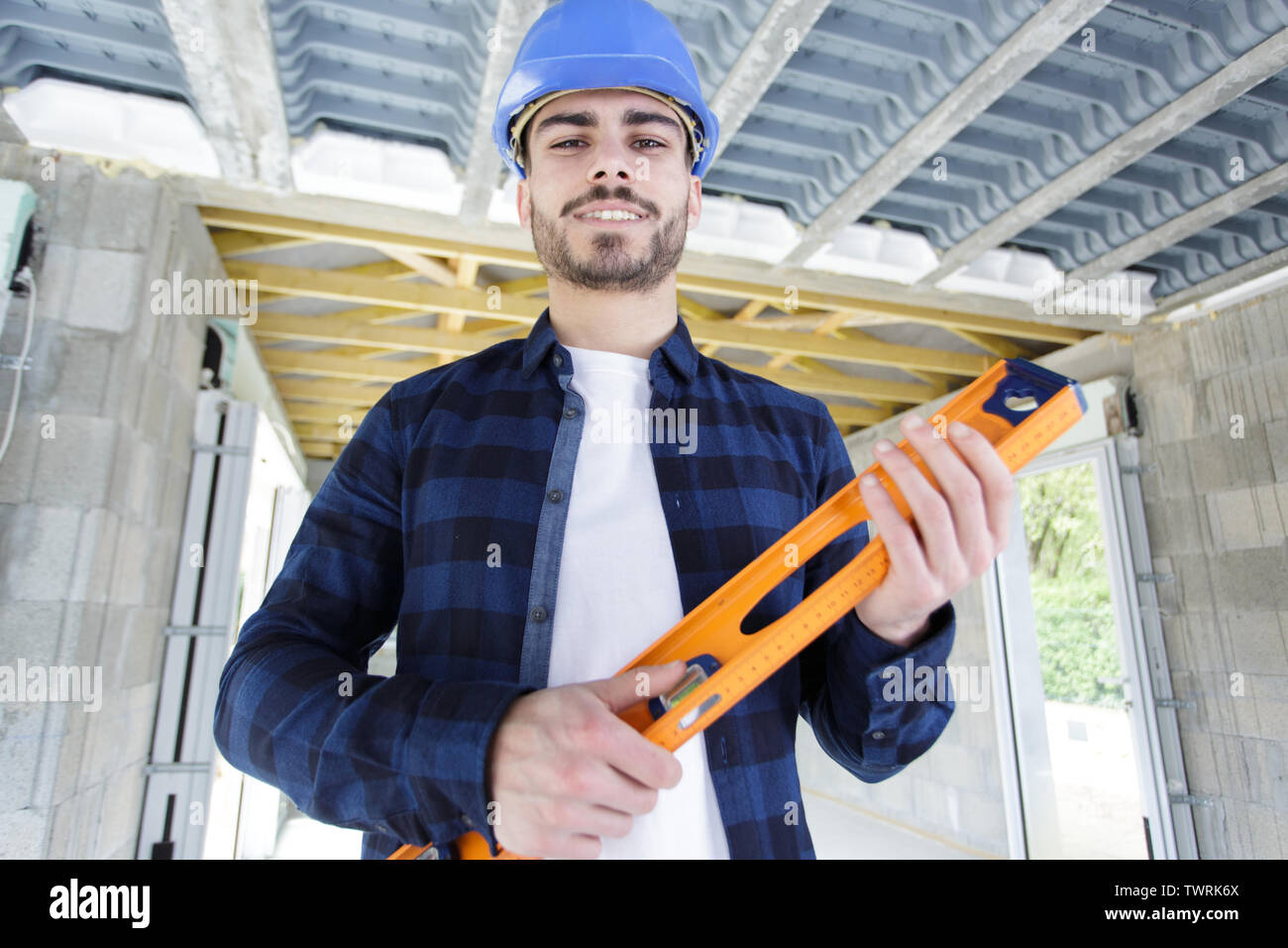 using a builders level Stock Photo - Alamy