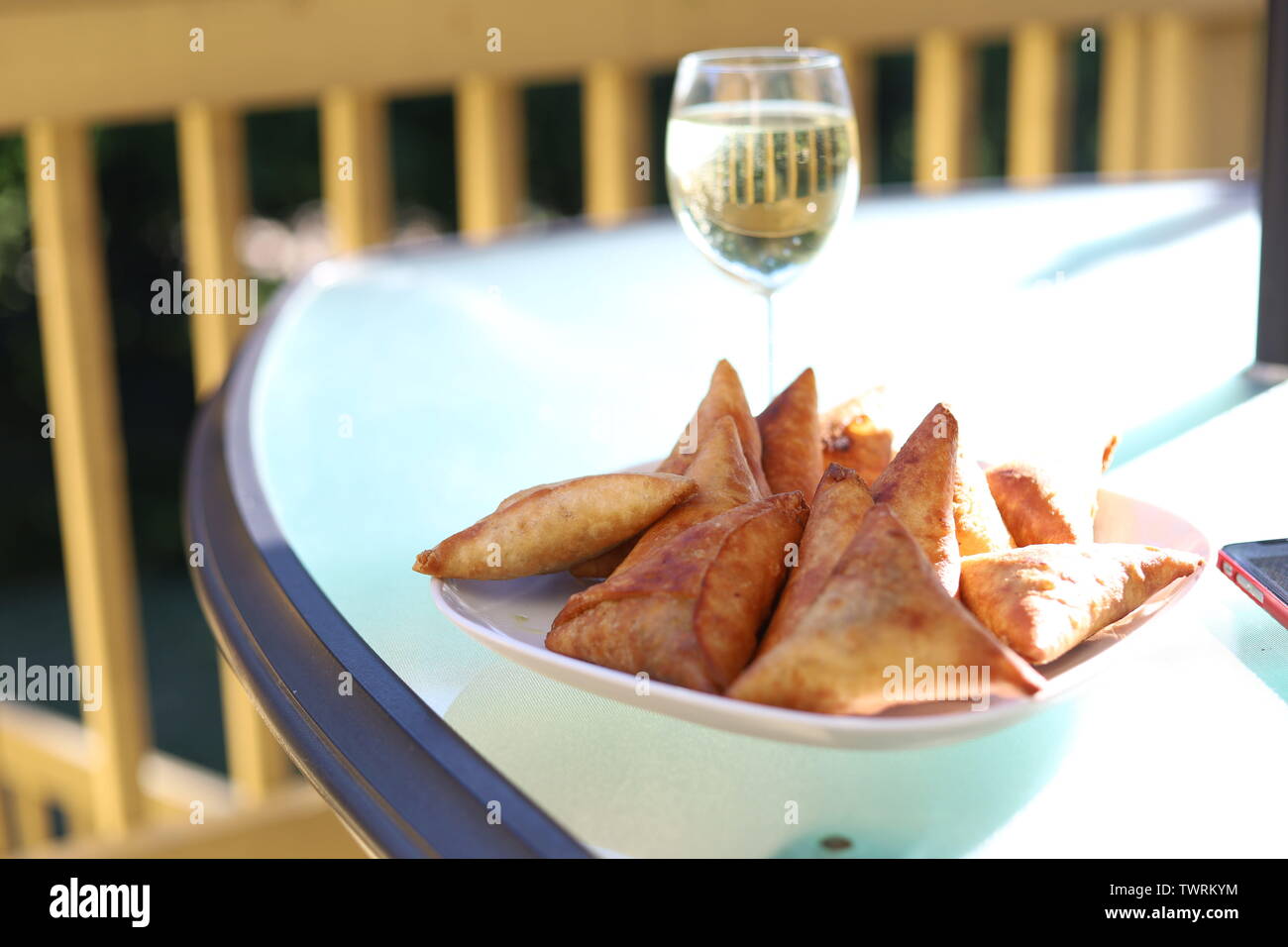 Samosa in plate hi-res stock photography and images - Alamy