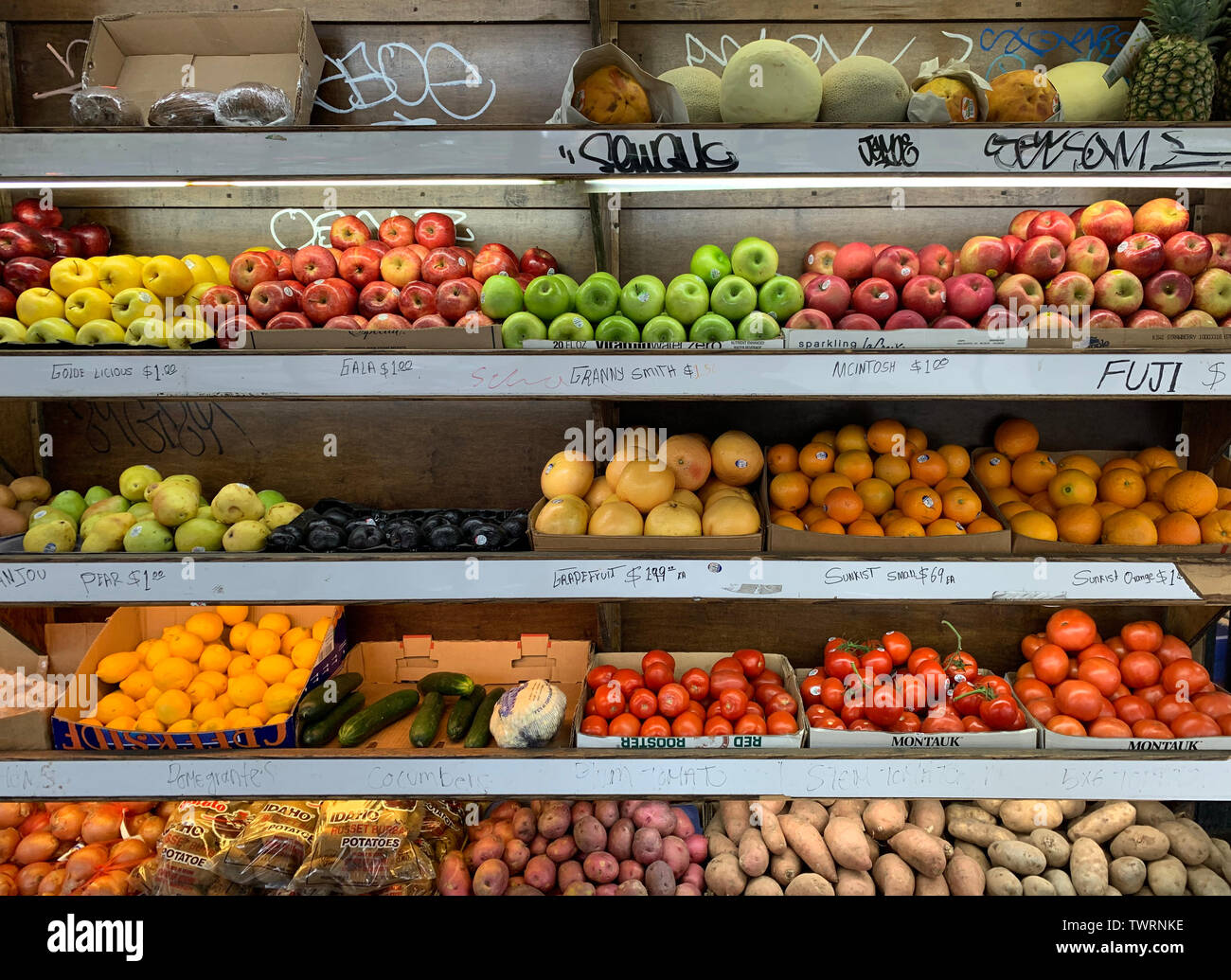 apple store in open market in new york fruit store Stock Photo - Alamy