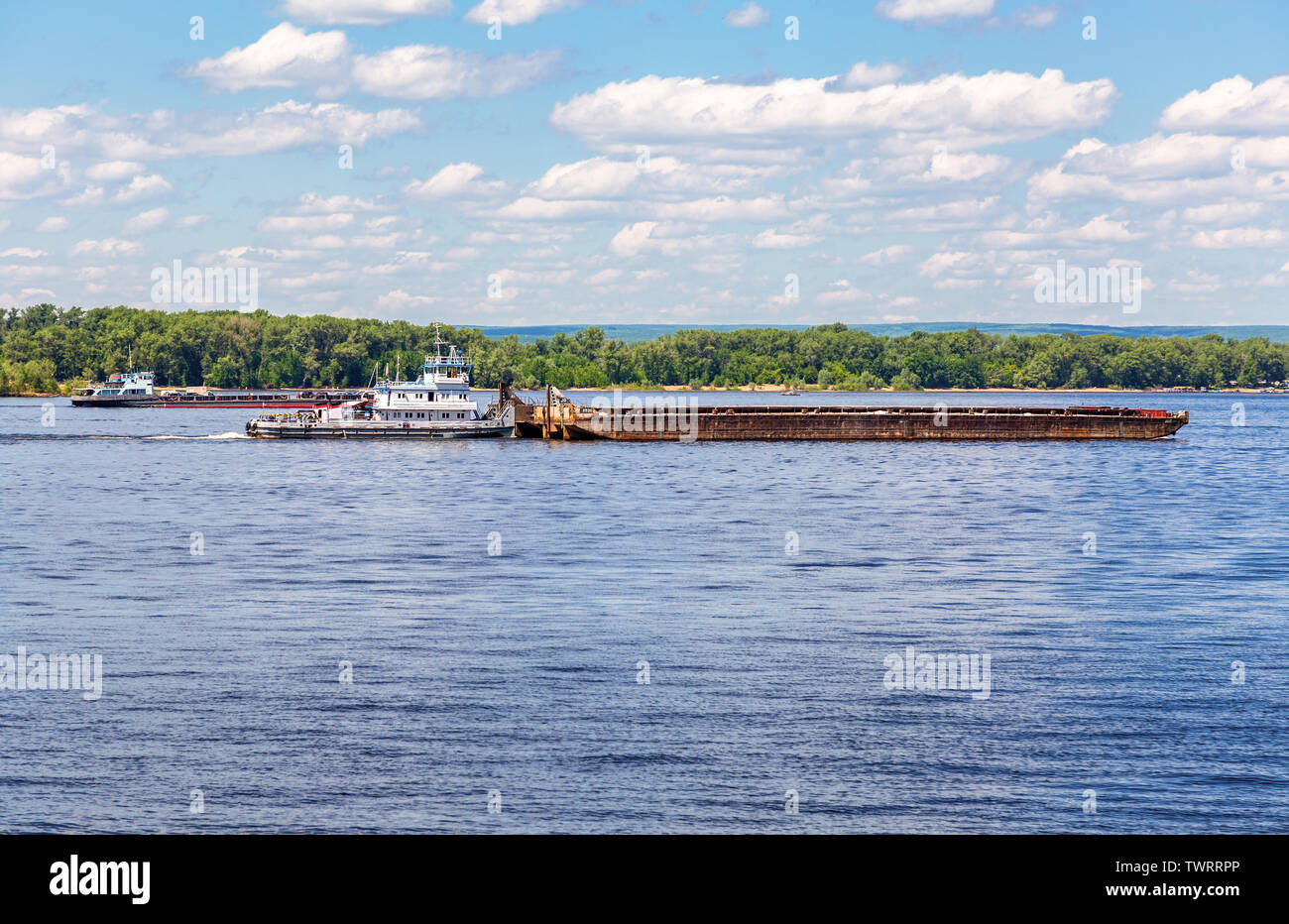 Tugboat shipping container barge hi-res stock photography and images ...