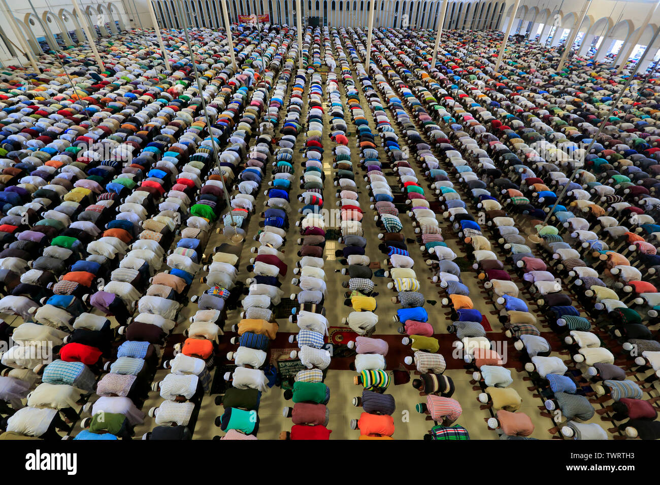 Bangladeshi Muslims offer Eid–ul-Fitr prayers at the Baitul Mukarram ...