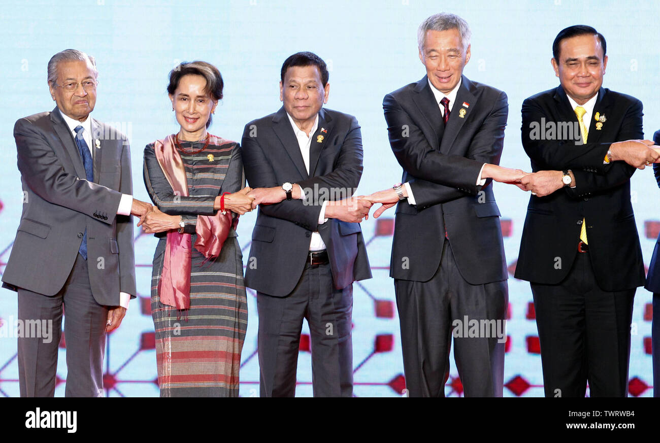 (L-R) ASEAN leaders, Malaysia's Prime Minister Mahathir Bin Mohamad ...