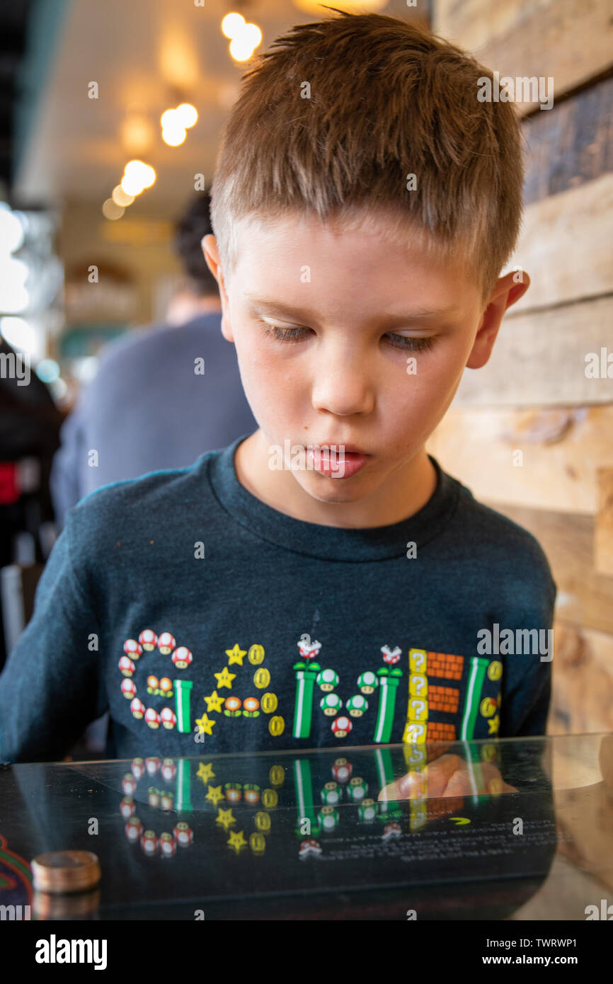 Kids playing video games hi-res stock photography and images - Alamy