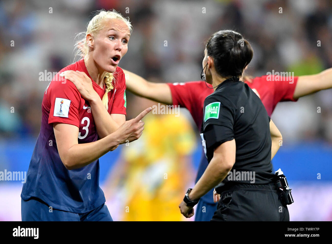 (190623) -- NICE, June 23, 2019 (Xinhua) -- Maria Thorisdottir (L) of ...
