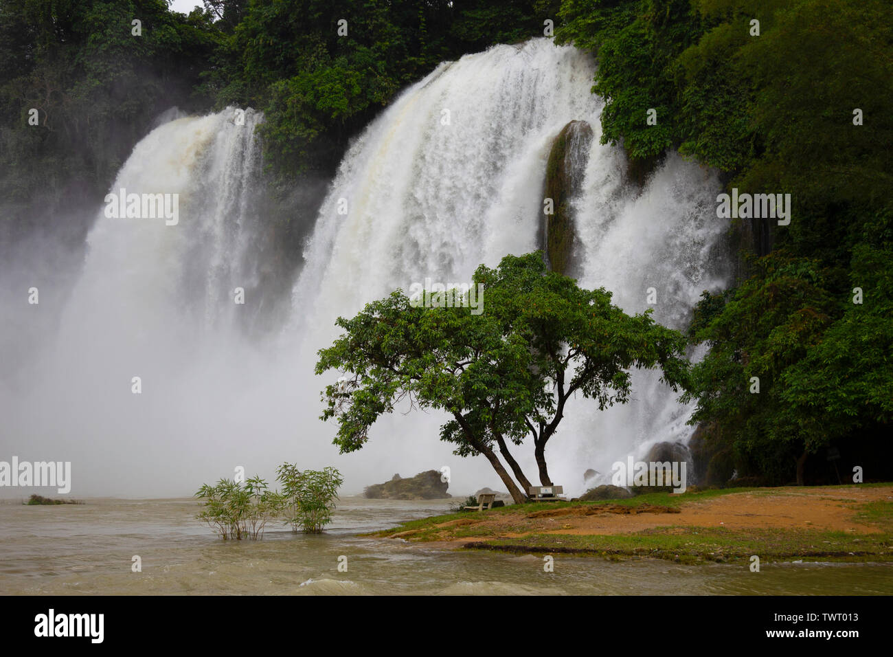 4th largest waterfall along a national border Stock Photo - Alamy