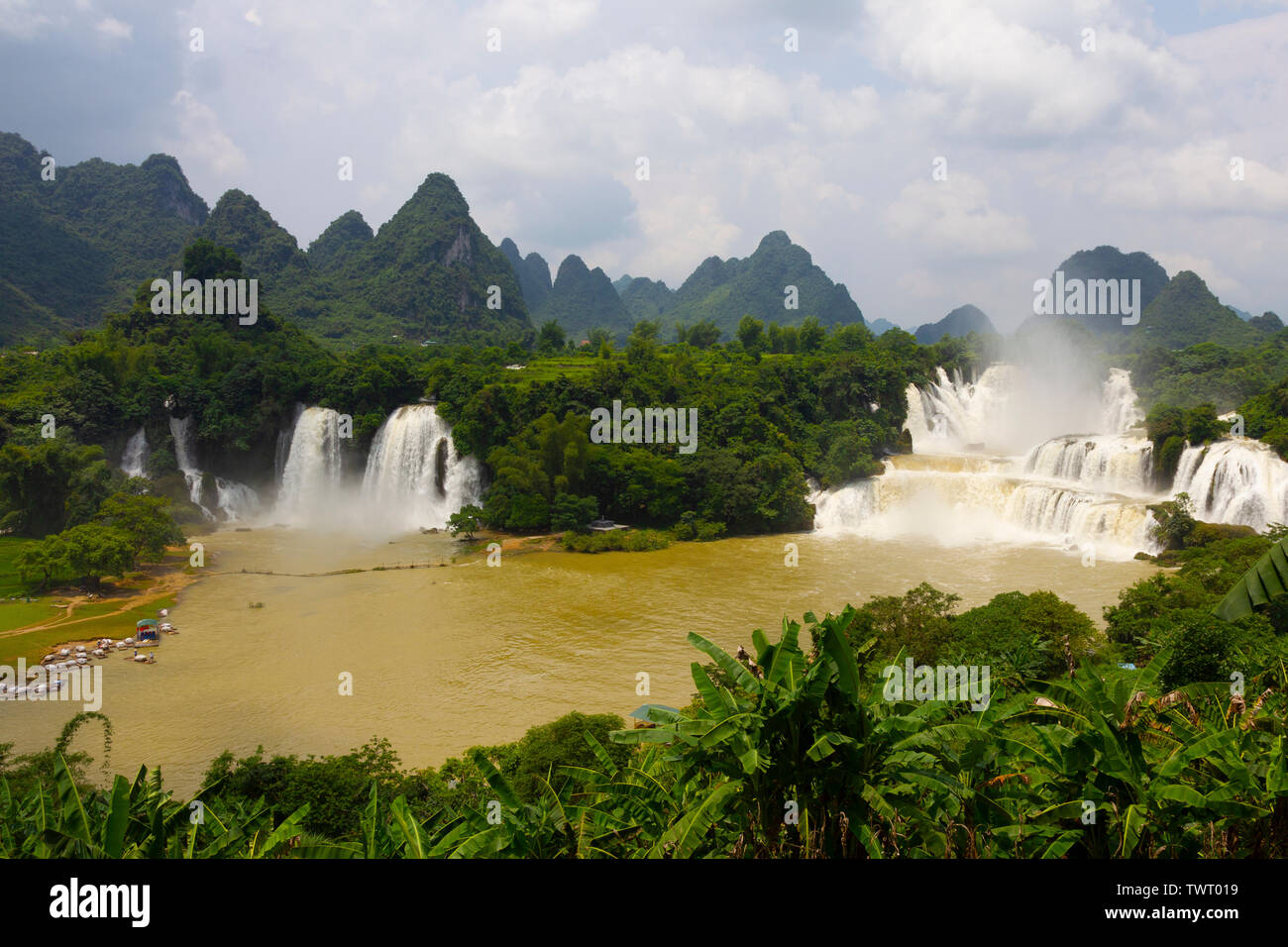 4th largest waterfall along a national border Stock Photo - Alamy