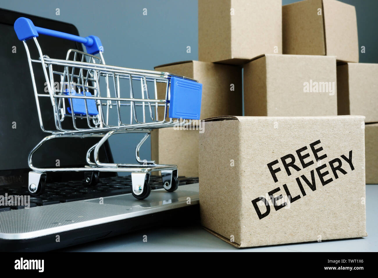 Shopping delivery retail purchase hi-res stock photography and images ...