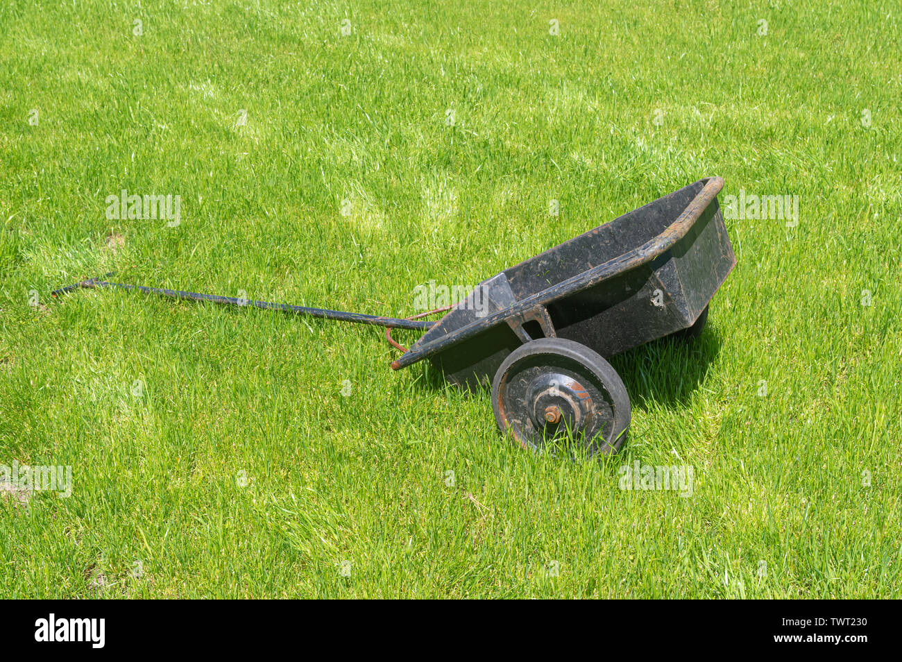 Two wheeled wheelbarrow hi-res stock photography and images - Alamy