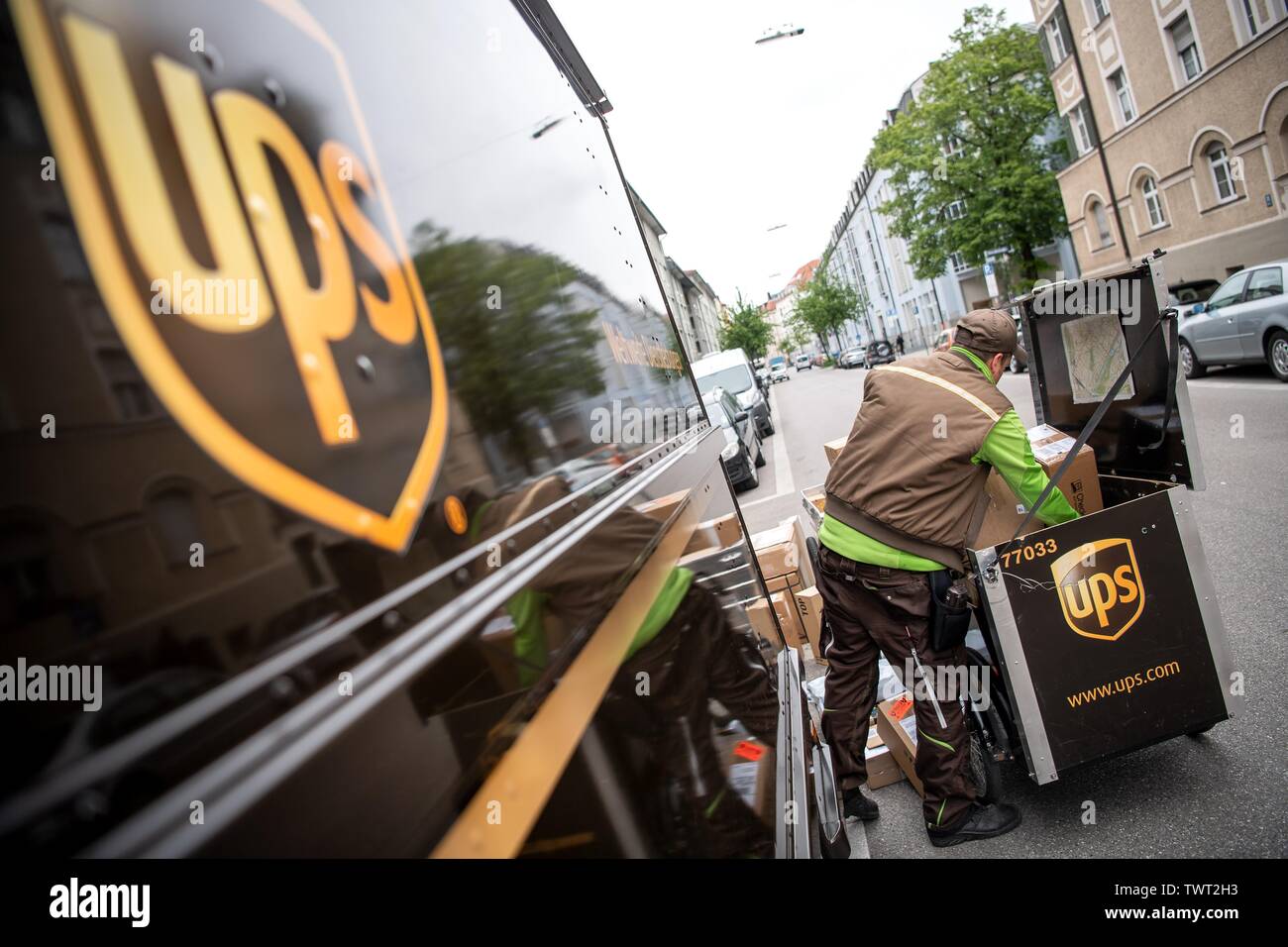 15 May 2019, Bavaria, Munich: A parcel carrier from UPS loads parcels ...