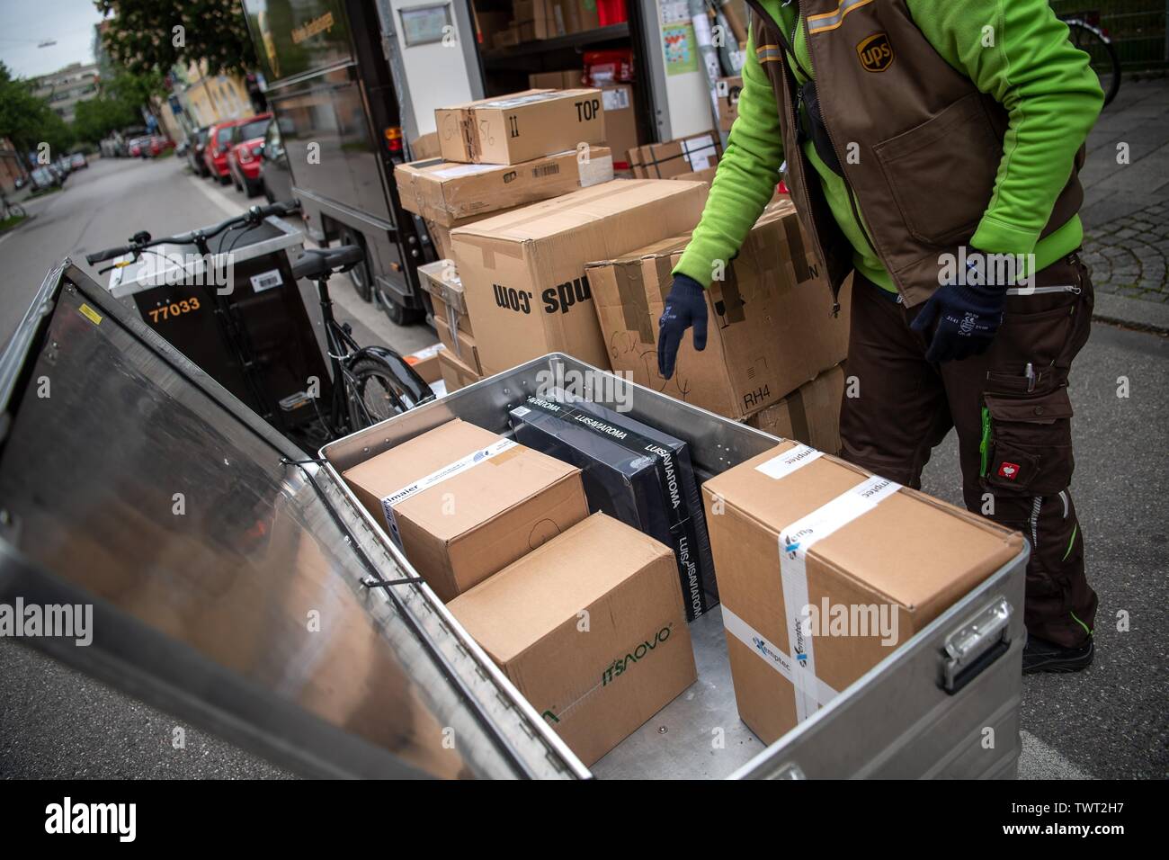 15 May 2019, Bavaria, Munich: A parcel carrier from UPS loads parcels ...