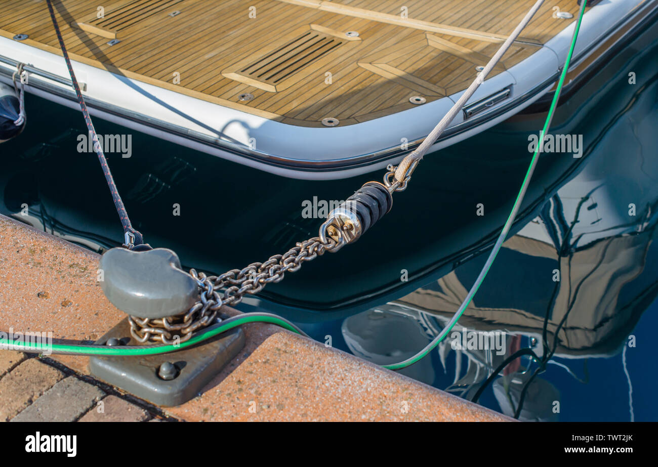 The fastening system of the yacht to the mooring bitt through the ...