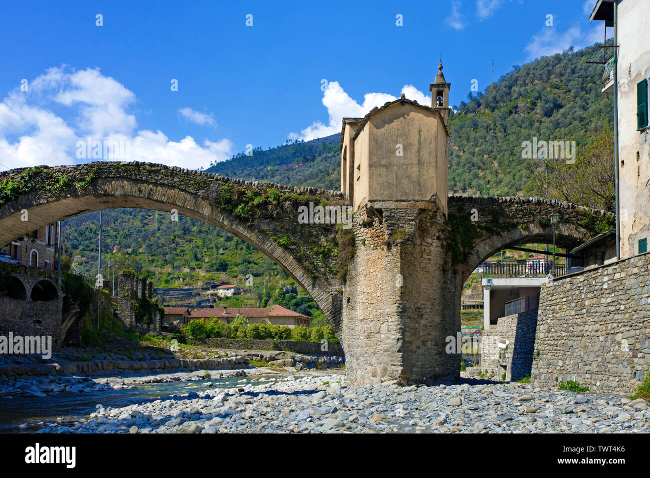 Medieval stone bridge hi-res stock photography and images - Alamy