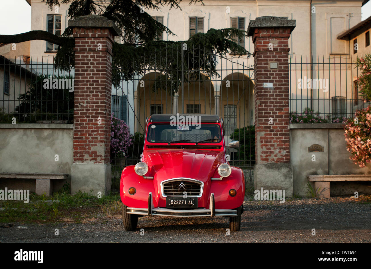 Citroen 2cv hi-res stock photography and images - Alamy