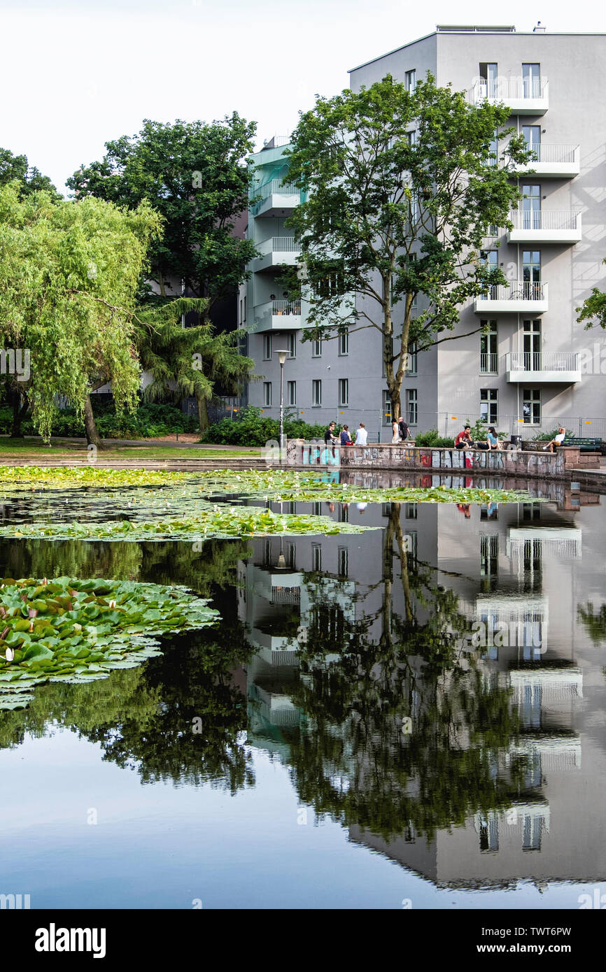 Volkspark am Weinberg Park, Mitte-Berlin. People relaxing next to pond ...