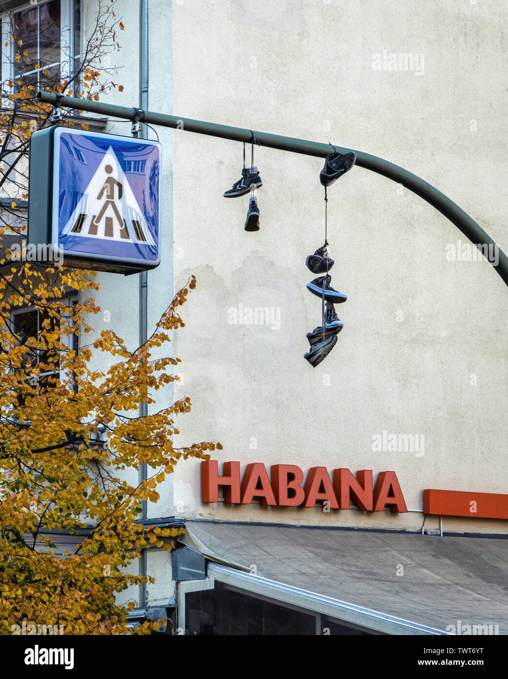 Pedestrain crossing sign hi-res stock photography and images - Alamy