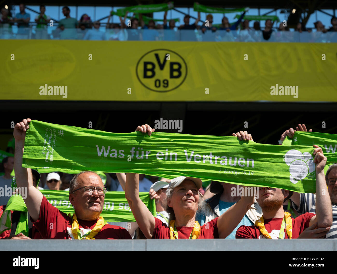 Celebrities meeting fans hi-res stock photography and images - Alamy