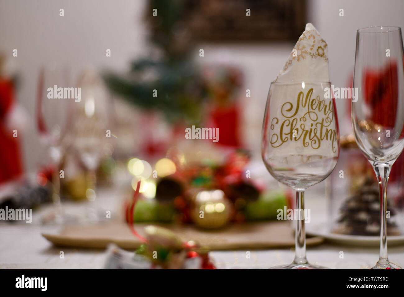 Table setting decorations glasses hi-res stock photography and images ...