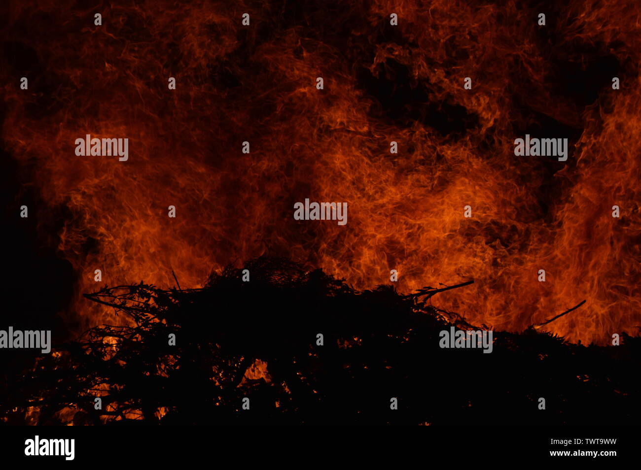 Dark night fire hi-res stock photography and images - Alamy