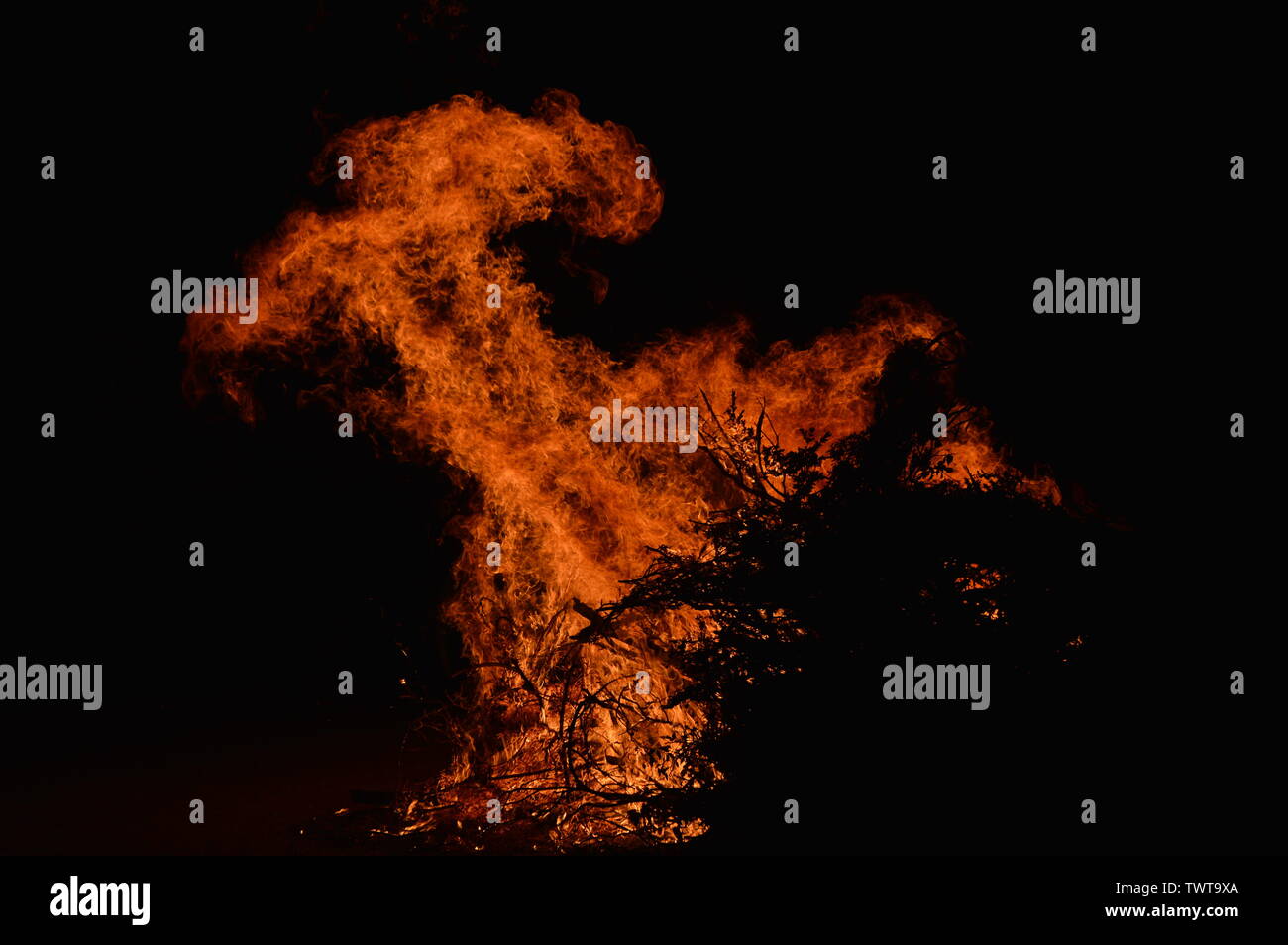 Dark night fire hi-res stock photography and images - Alamy
