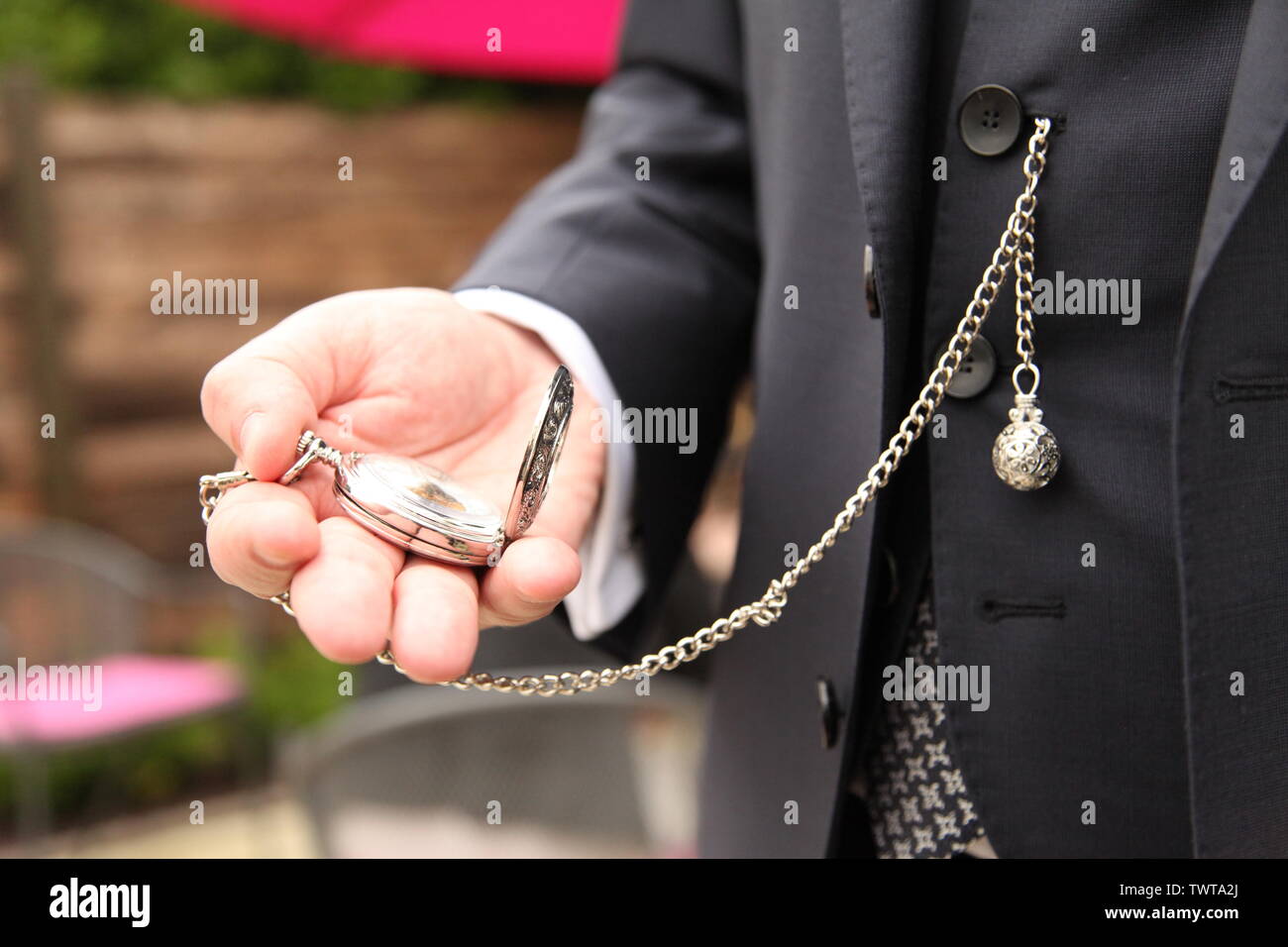 Man watching clock hi-res stock photography and images - Alamy