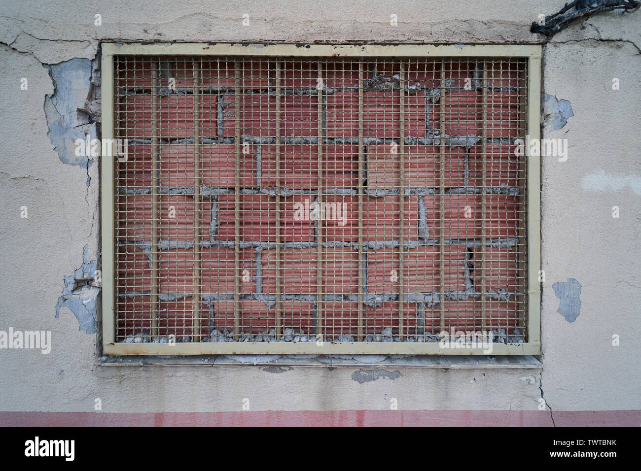 Boarded window in the city Stock Photo - Alamy