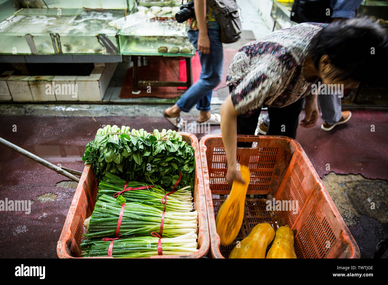 Packing vegetables hi-res stock photography and images - Alamy