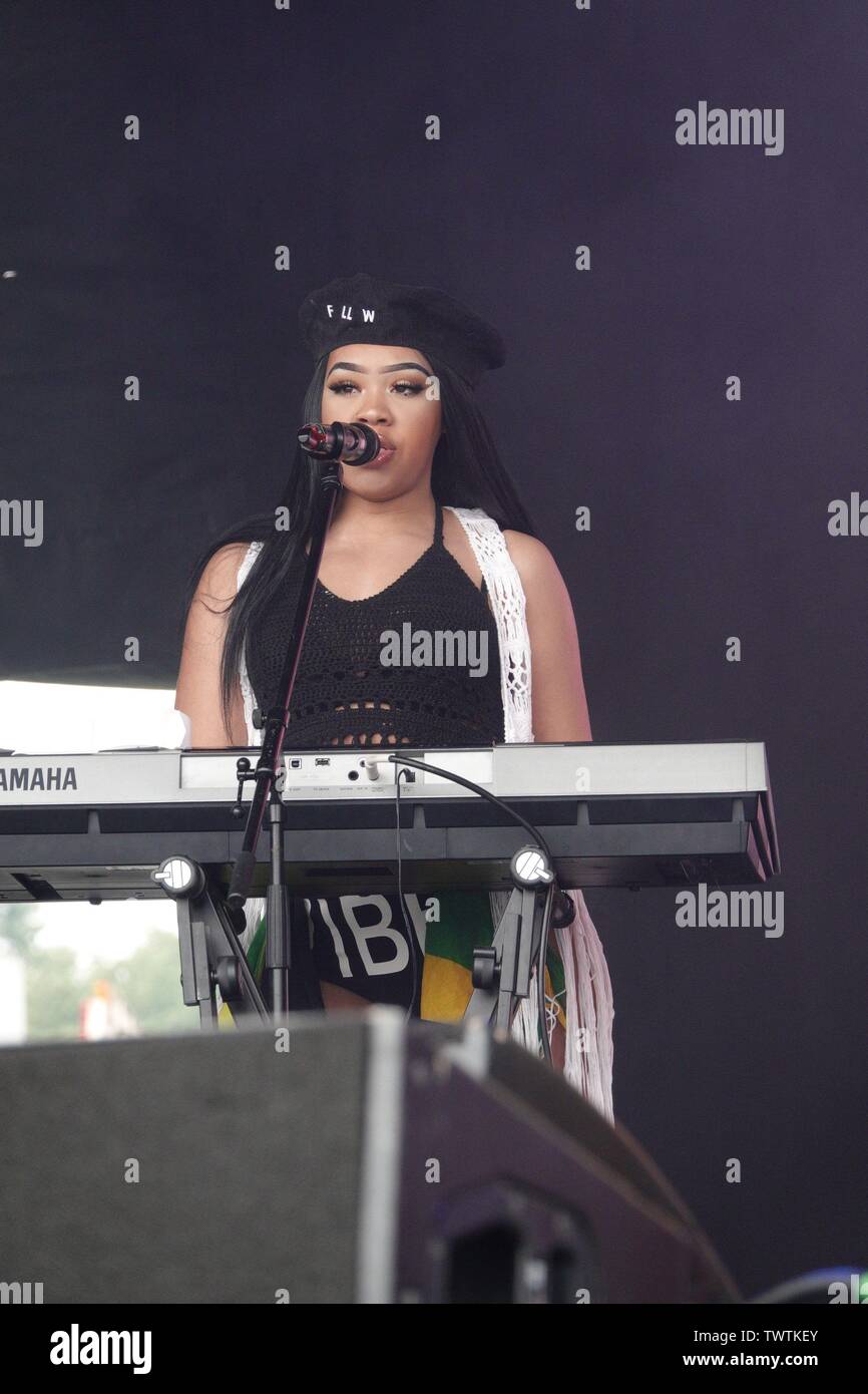Female keyboard player performing hi-res stock photography and images ...