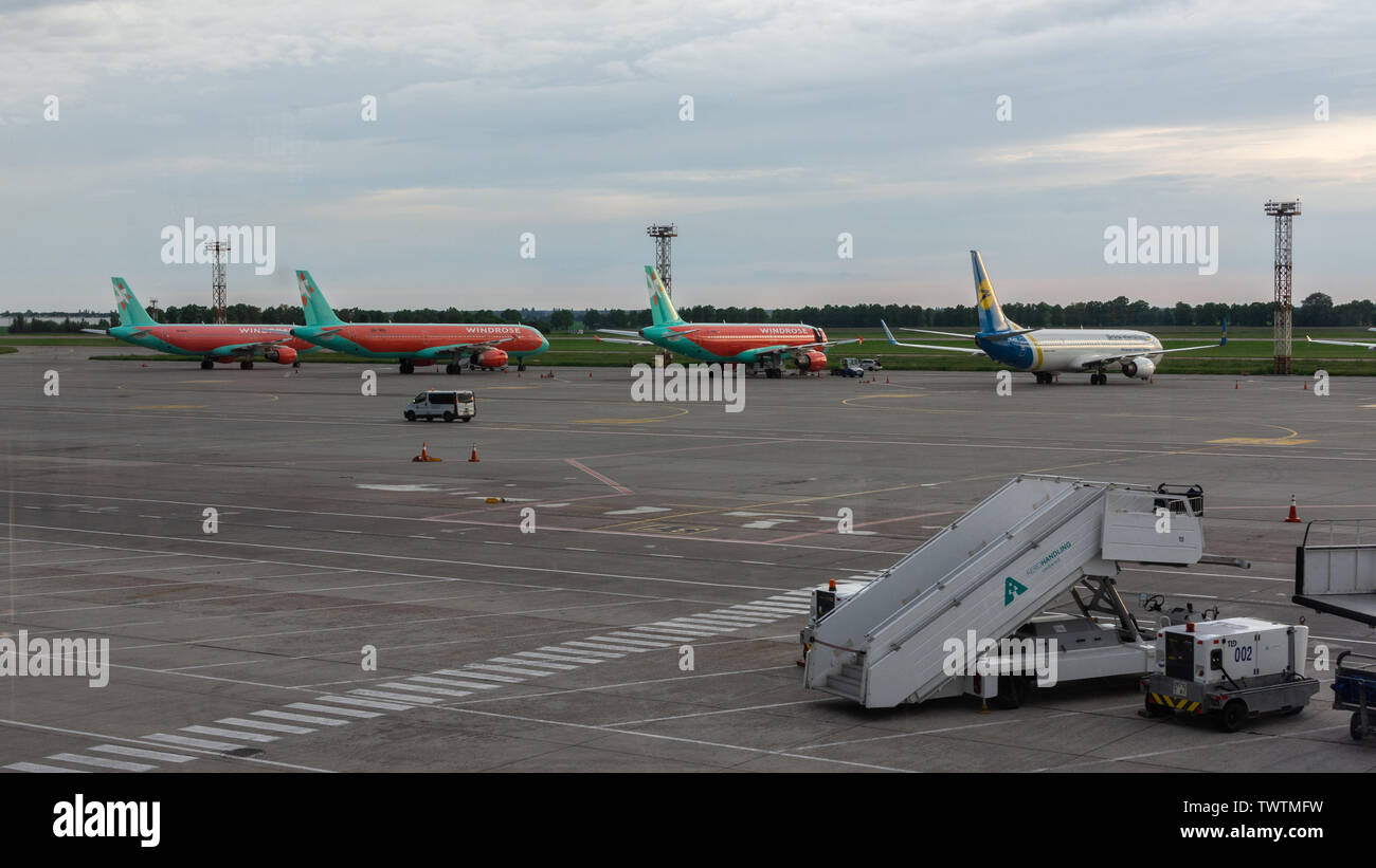 Airplane on runway front view hi-res stock photography and images - Alamy