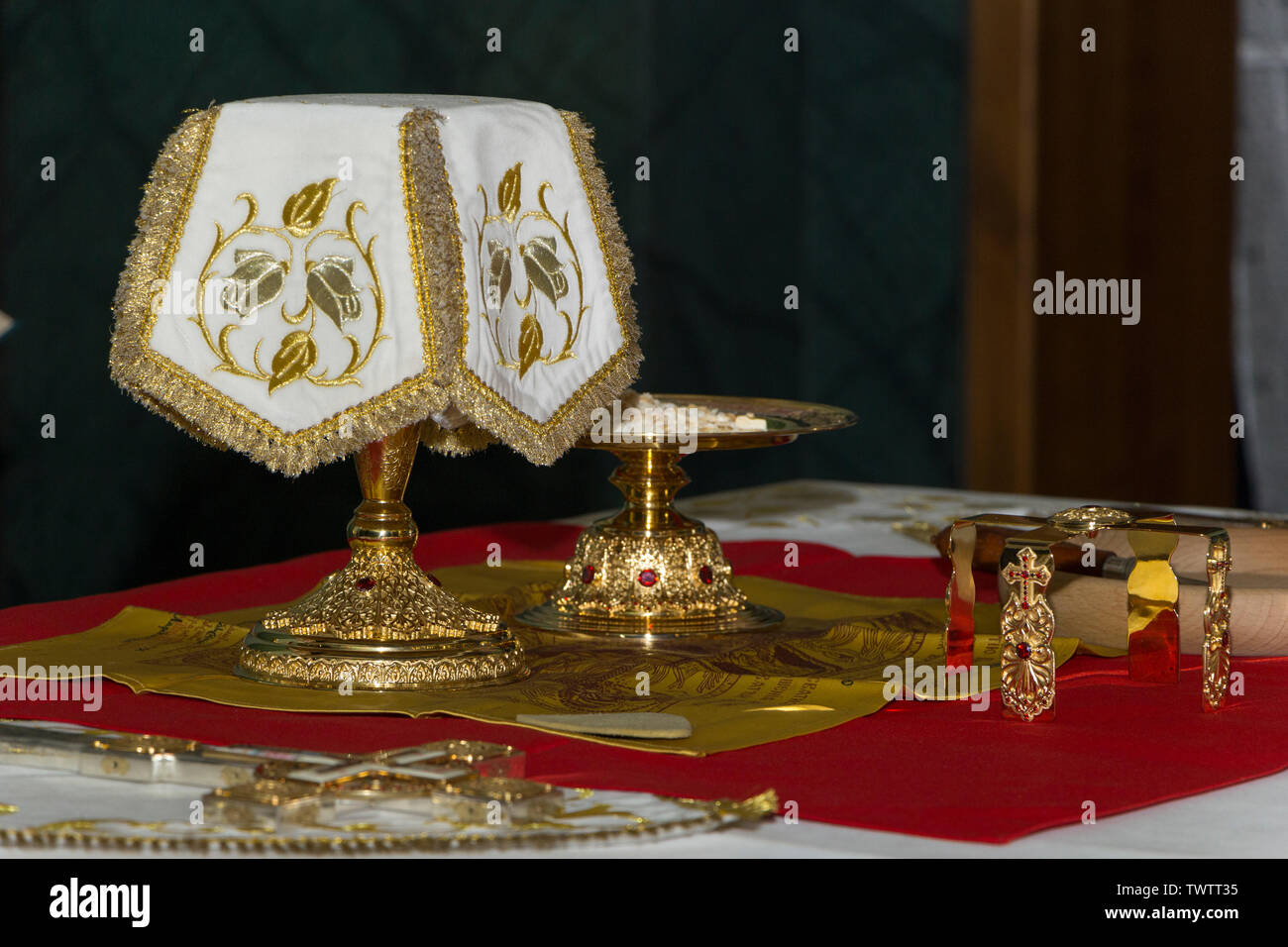 Gold paten priest hi-res stock photography and images - Alamy