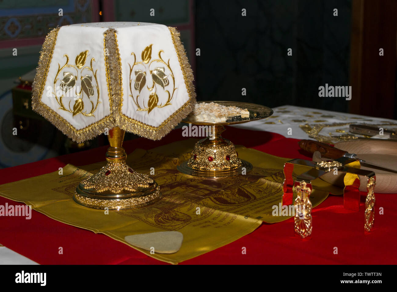 Chalice paten hi-res stock photography and images - Alamy