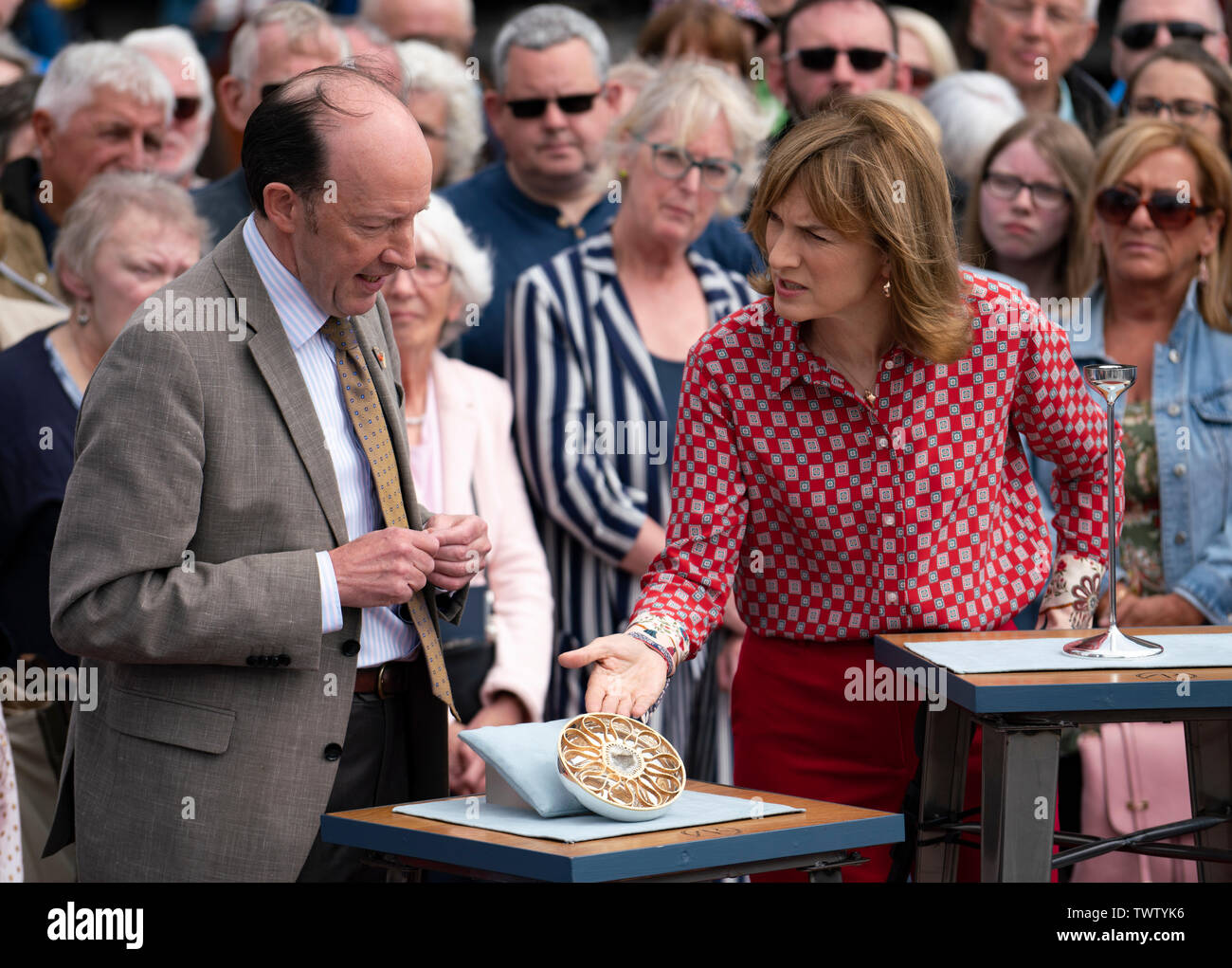 Fiona bruce filming bbc antiques hi-res stock photography and images ...