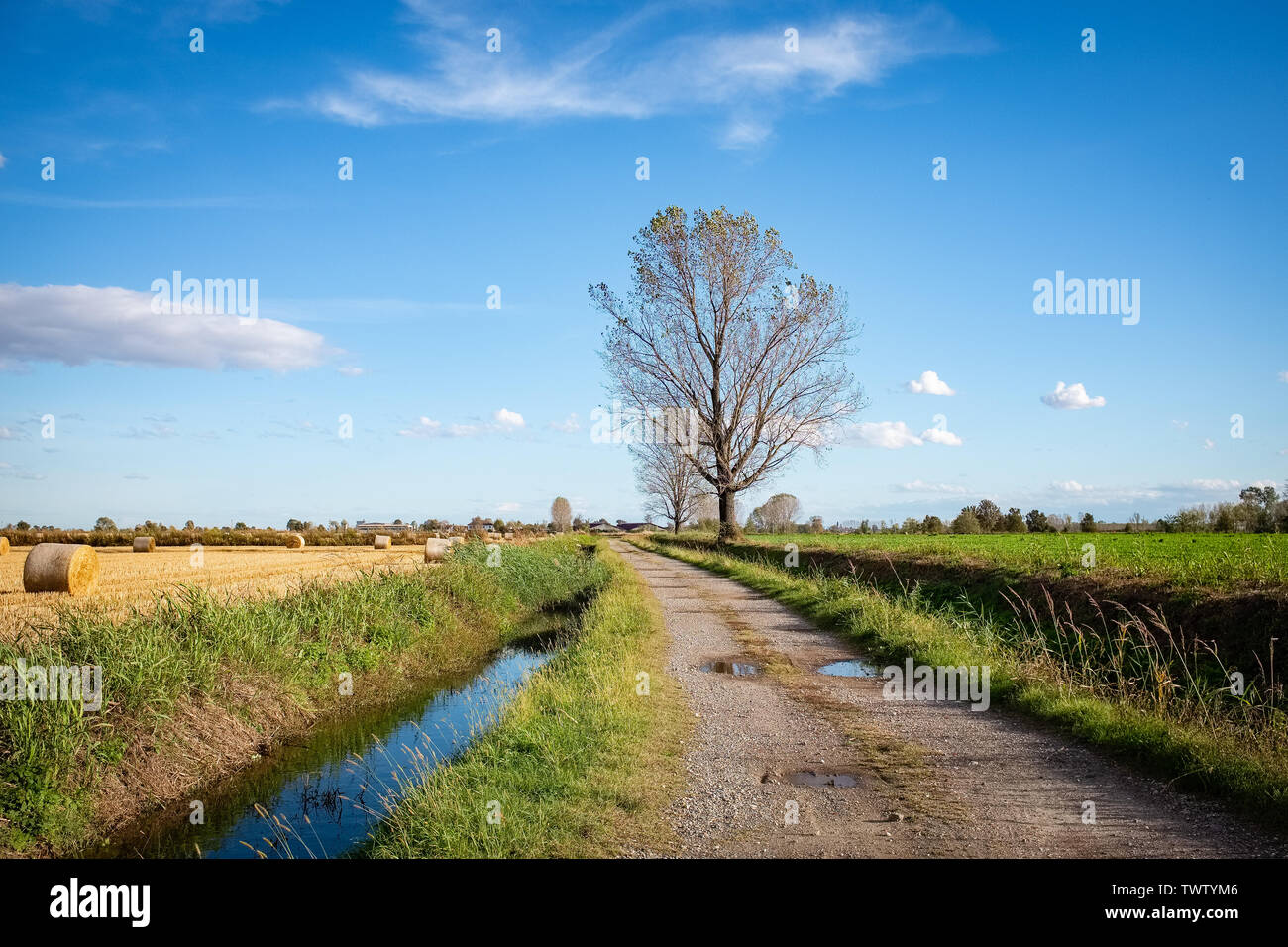 Blue sky countryside hi-res stock photography and images - Alamy